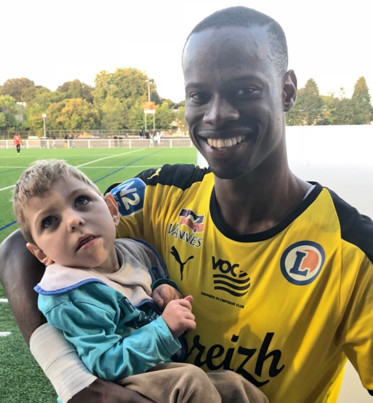 Guillac-Quily. Patrice Loko sur le stade de foot au profit de Maxence ...