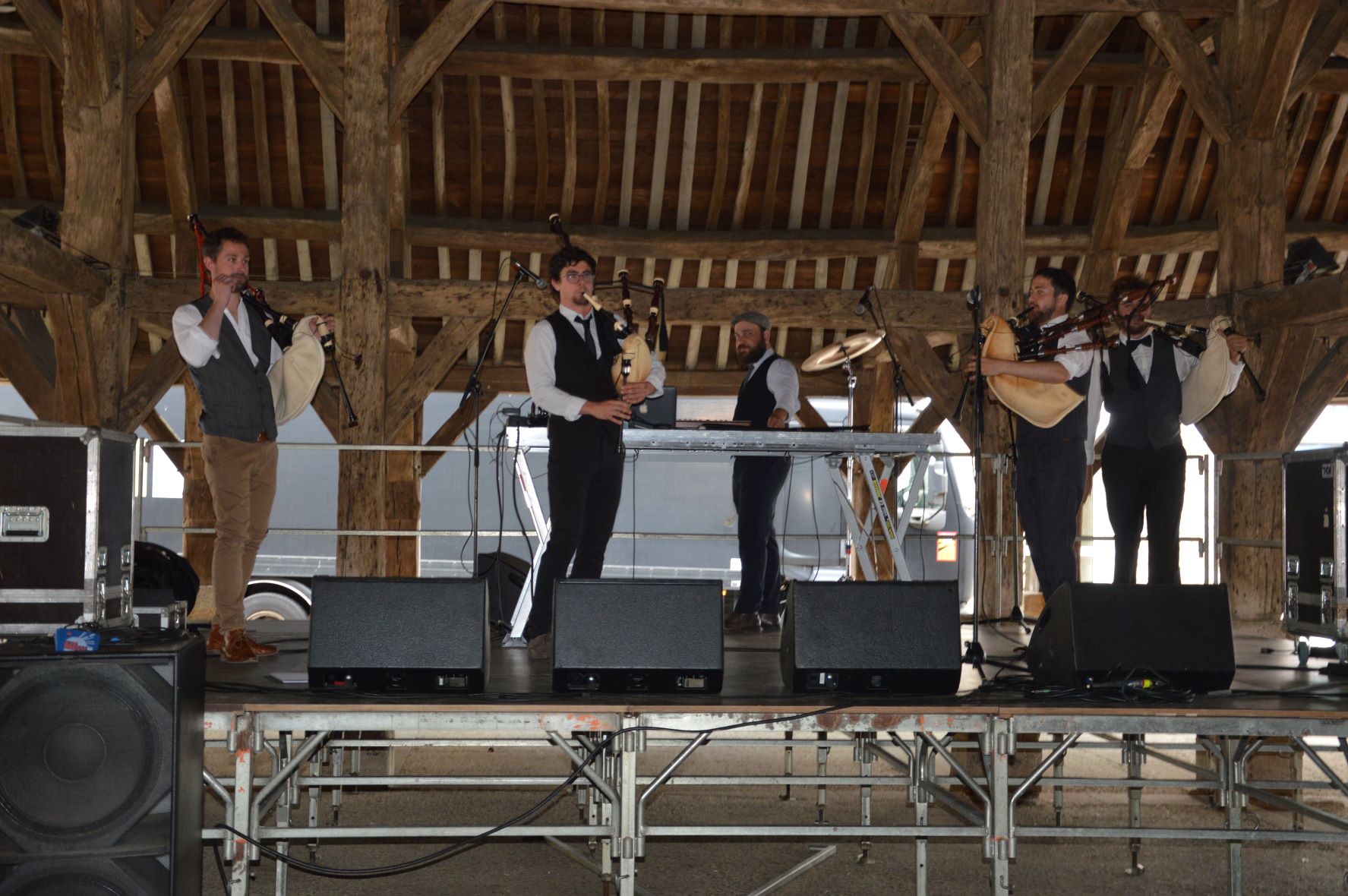 Questembert. Calum Stewart et Noon font le spectacle sous les Halles ...