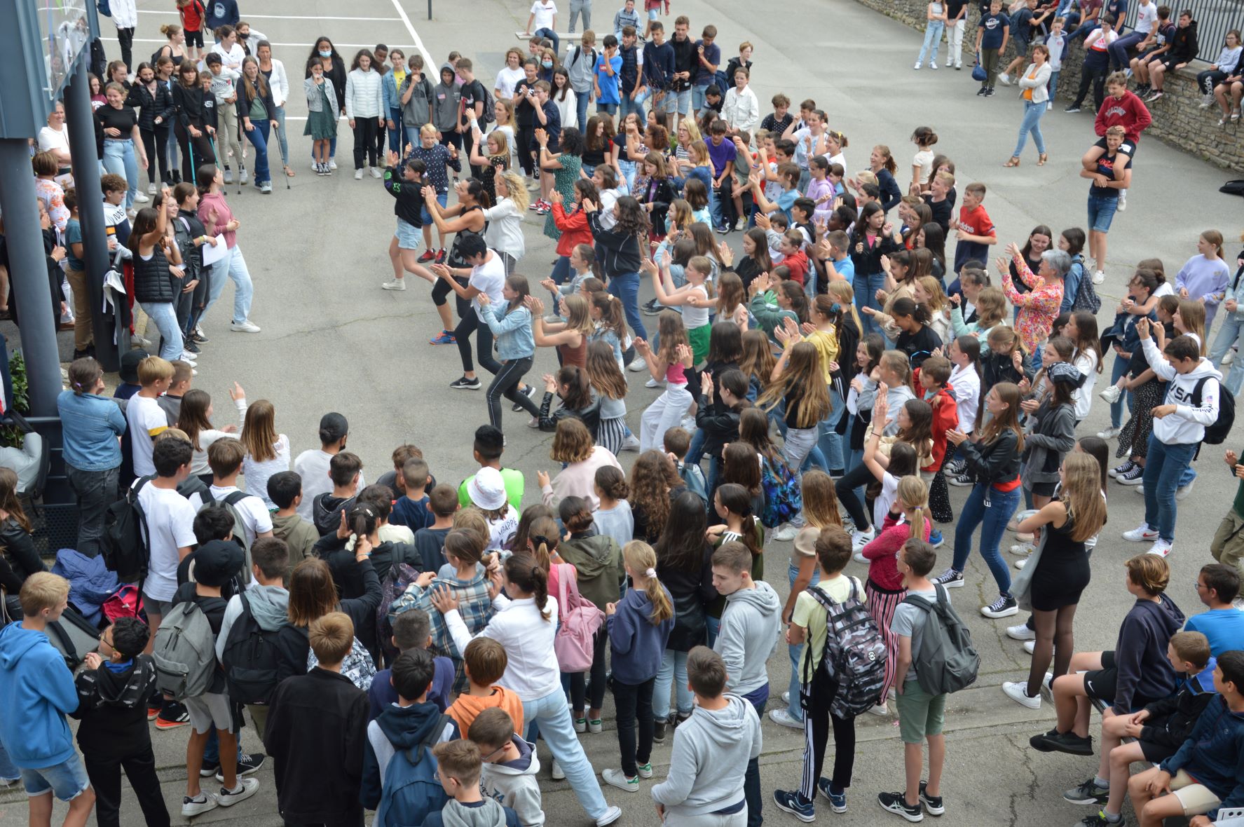 Questembert. Un flash mob au collège pour Catherine Nicolas et Sandrine ...