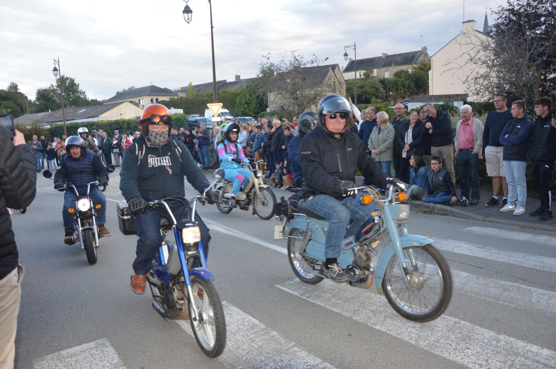 Larré. Arrivée en fanfare pour la balade en mobylette - Les Infos du ...