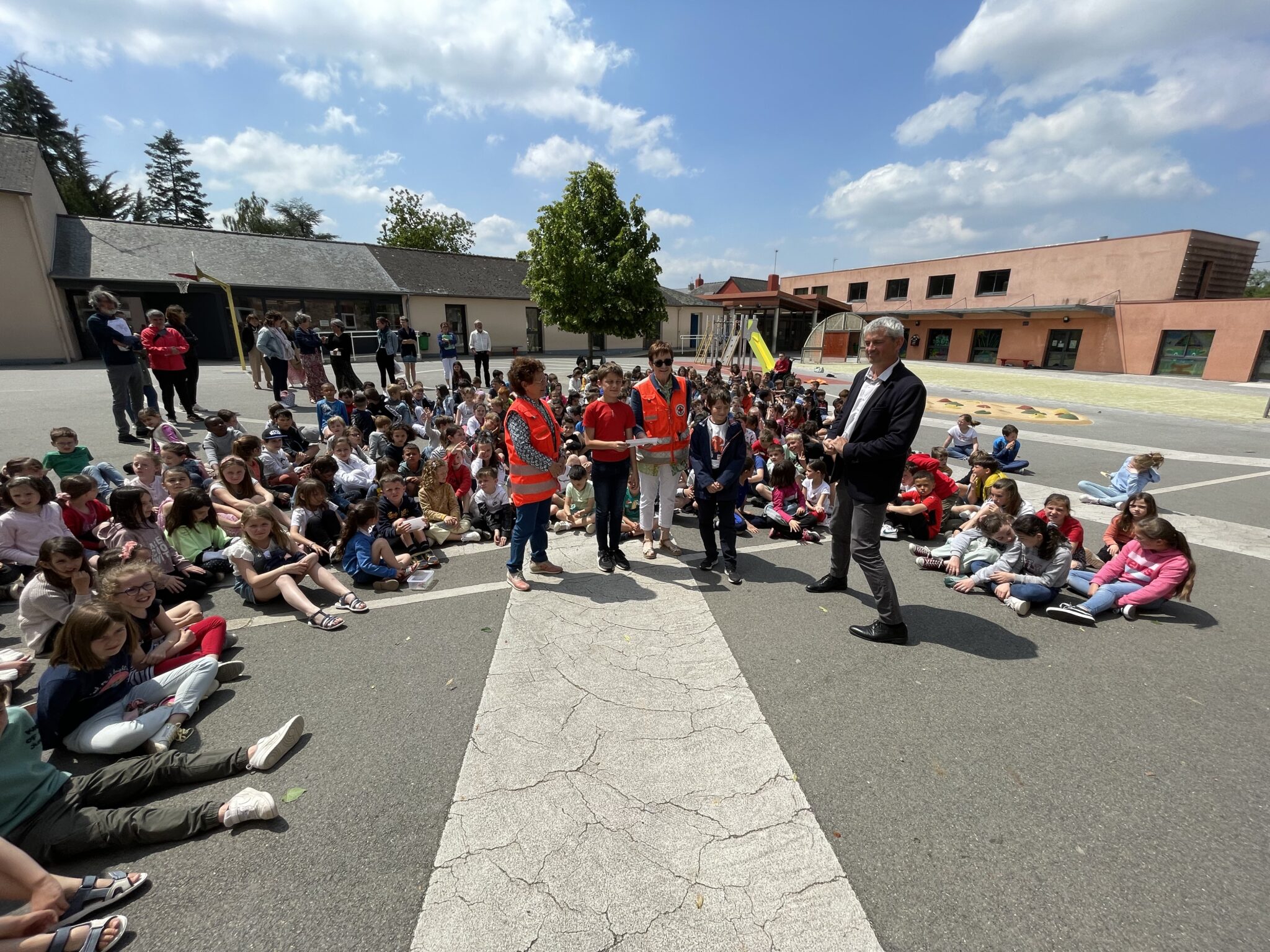Ploërmel. Le don des élèves de l'école Saint-Louis à la Croix-Rouge ...