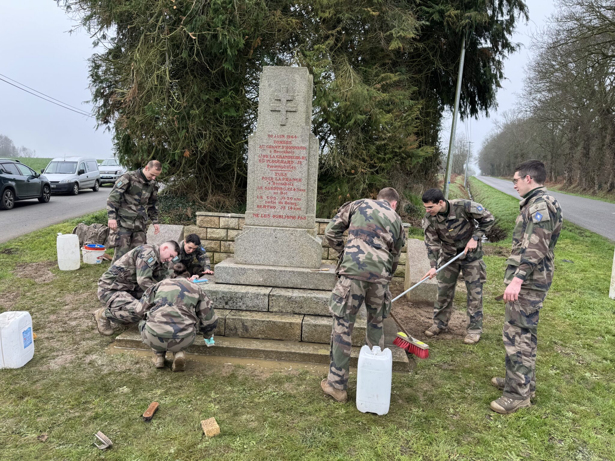Morbihan. Les élèves officiers de Coëtquidan entretiennent les stèles ...