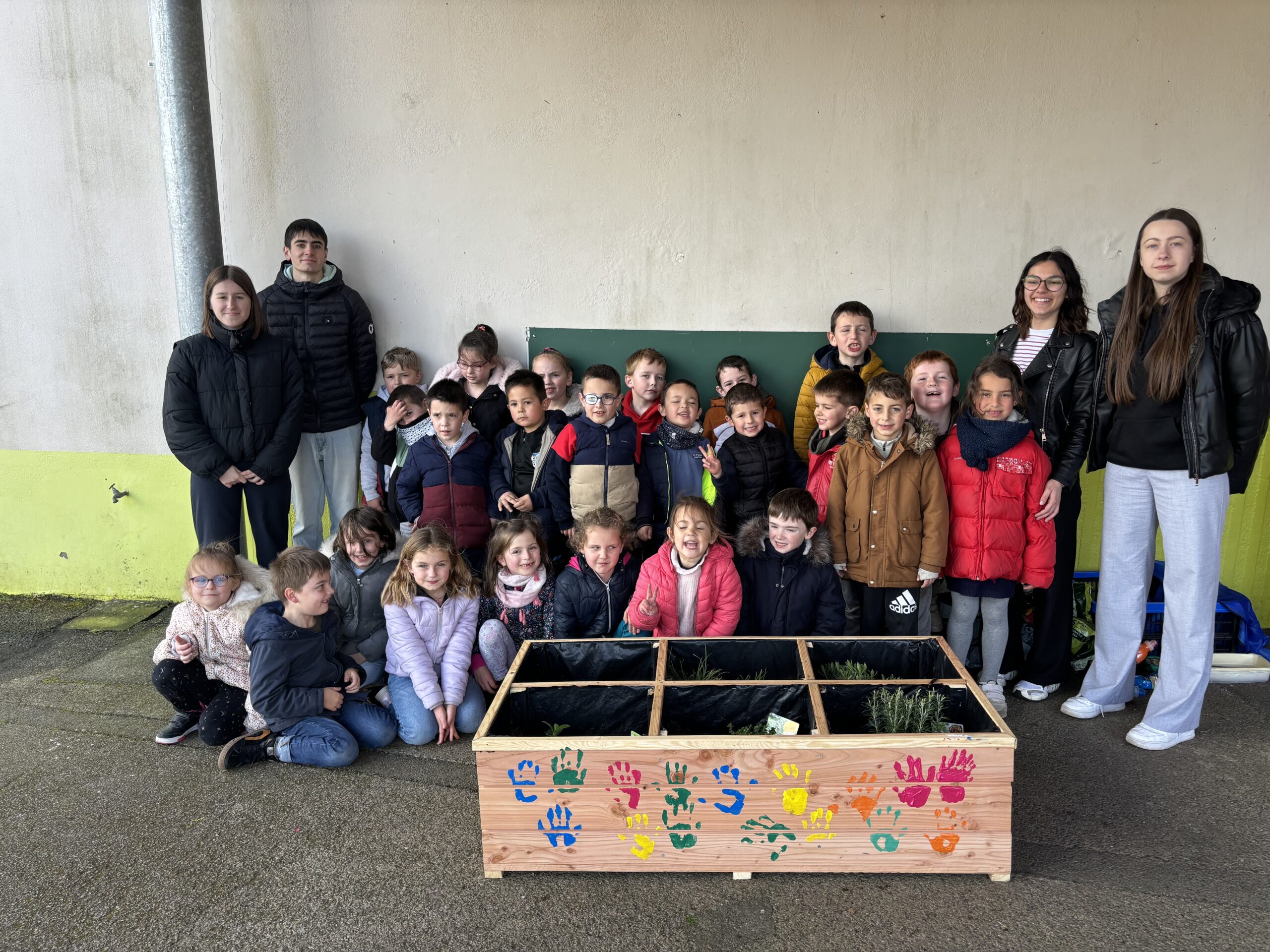 La Croix Hélléan. Une jardinière dans la cour de l'école Sainte-Anne - Les Infos du Pays Gallo