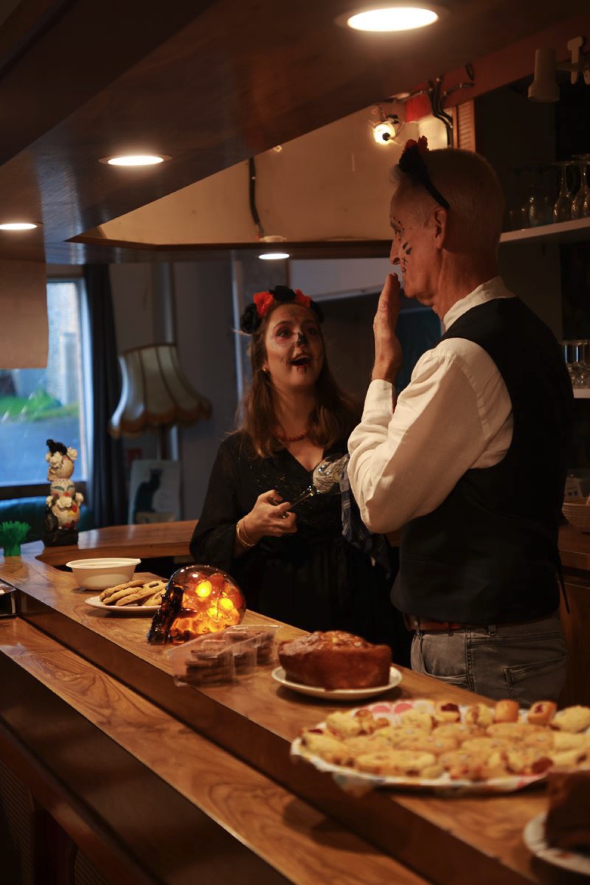 Saint-Nicolas-du-Tertre. Le bar d'en bas célèbre le Dia de Los Muertos ...
